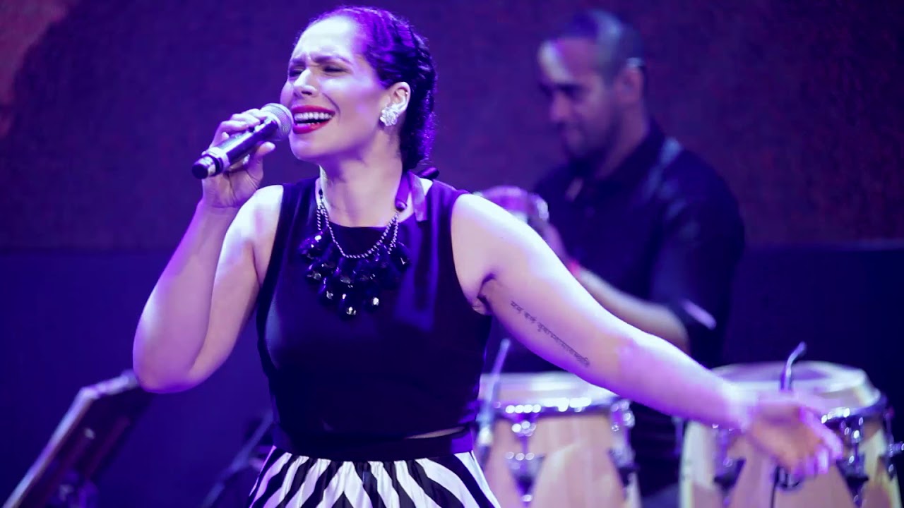 Alexandra Jackson Sings 'A Felicidade' - Connect Brazil